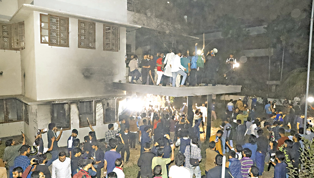 New Age | Dhanmondi Mujib memorial museum building razed to ground